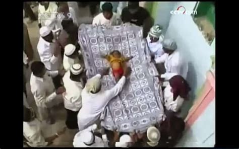 Memakan Daging Mayat Sampai Menikahkan Orang Mati Ini Tradisi Aneh