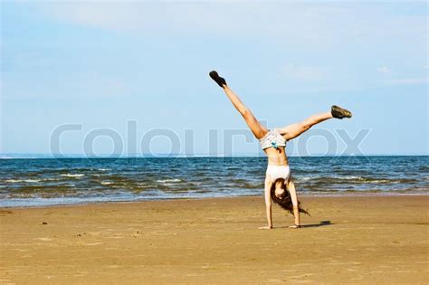Ung Pige At G Re Ud Velsen P Stock Foto Colourbox