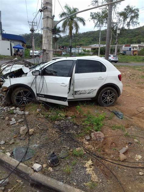 Motorista morre após carro capotar e bater em árvore às margens da BR