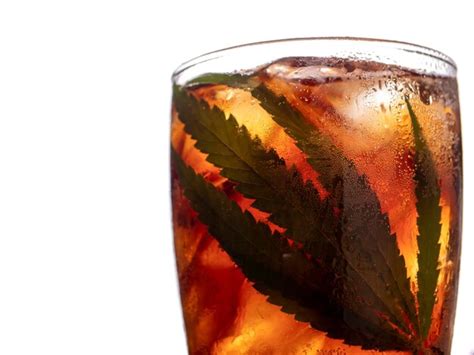 Vaso De Cola Con Cubitos De Hielo Y Hoja De Cannabis Sobre Fondo Blanco
