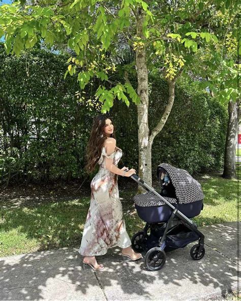 Nadia Ferreira radiante pasea a su bebé con vestido y tacones