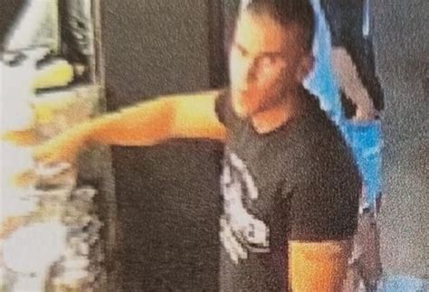 PREPOZNAJETE LI MUŠKARCA S FOTOGRAFIJE Policija ga traži zbog