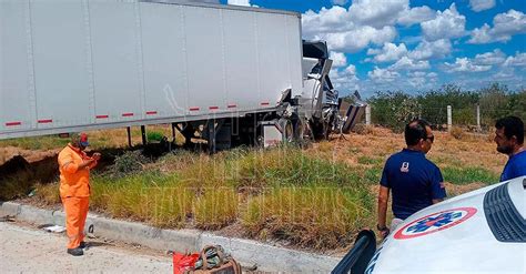 Hoy Tamaulipas Accidente En Tamaulipas Trailero Sale Herido Tras
