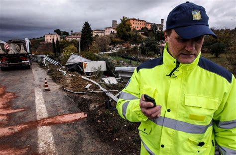 Tir Finisce Fuori Strada E Si Ribalta FOTO E VIDEO