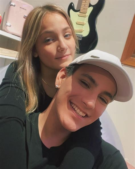 Filho de Andressa Urach assume namoro e mãe elogia casal Lindos