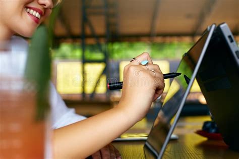 Vista Lateral Aislada De La Mano De La Mujer Del Freelancer Que Se Ala