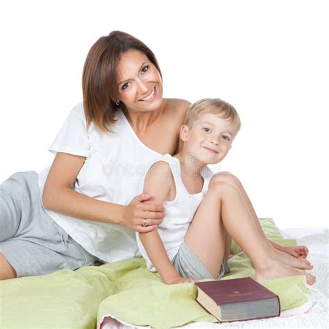 Glückliche Familie Mutter Und Sohn Auf Dem Weißen Bett Liegen