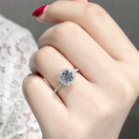 18K白金圆包莫桑石钻戒女轻奢时尚钻石50分1一2三克拉方形婚戒指