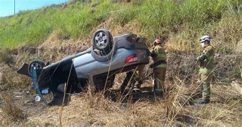 Carro Capota E Cai Em Barranco Gerais Estado De Minas