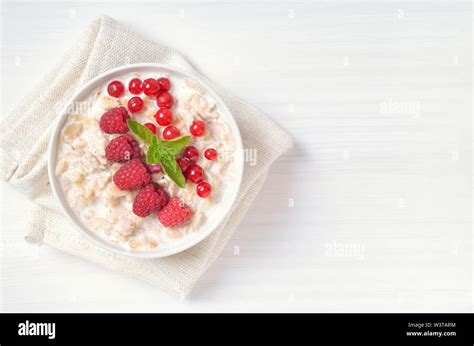 Lecker Haferflocken Porridge Mit Himbeeren Und Roten Johannisbeeren In
