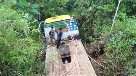 Truk Terjun Ke Jurang Sedalam 50 Meter Sopir Satu Dan Kernet Melompat