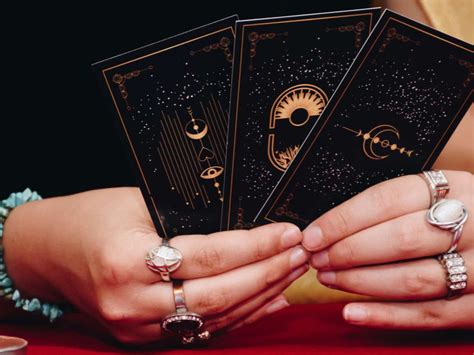 Sete de Espadas significado no Tarot Amor Dinheiro Saúde e mais