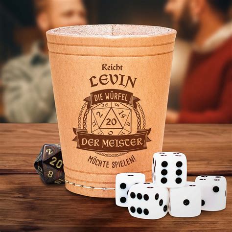 Leder Würfelbecher mit Gravur Meister möchte spielen
