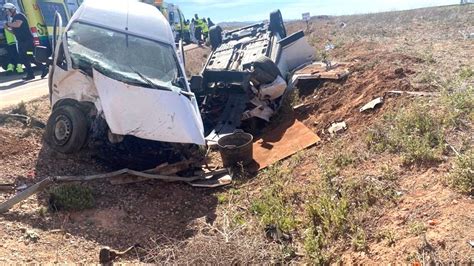 Muere un hombre en una colisión entre una furgoneta y un turismo en