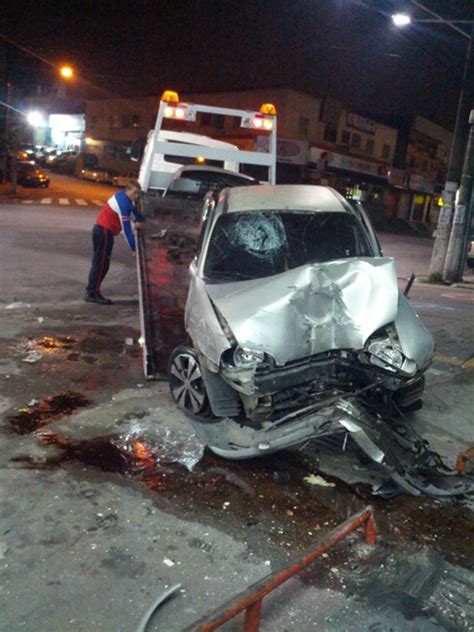 Motorista Perde Controle De Carro E Bate Em Loja De M Veis No