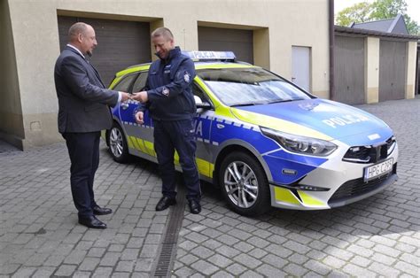 Policjanci otrzymali nowy radiowóz Kia Ceed w nowych policyjnych