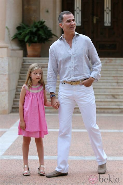 El Rey Felipe y la Infanta Sofía posan en Marivent La Familia Real