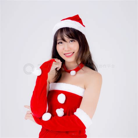 白色高清图片 美丽的肖像年轻亚洲女人圣诞老人服装戴着帽子在节日圣诞节快乐地微笑着美丽的亚洲女孩在圣诞节快乐和幸福地庆祝孤立在白色背景上