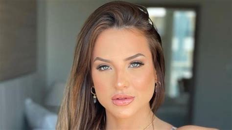 Apostando no carão Gabi Martins surge de lingerie na web e arranca