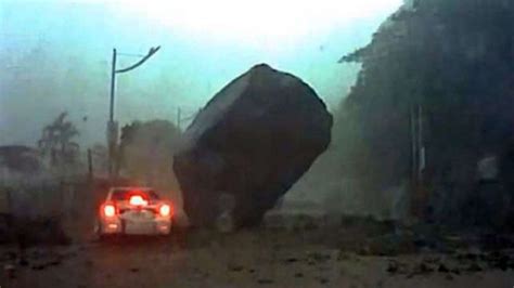 Veja Momento Em Que Pedra Gigante Quase Esmaga Carro Em Estrada