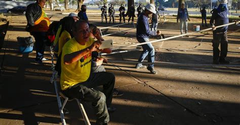 Governo de Brasília desmonta acampamento pró Bolsonaro na Esplanada