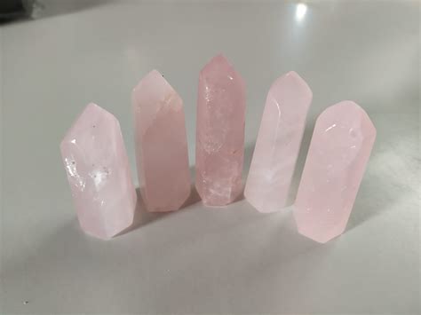 Punta Facetada Cuarzo Rosa Mediana Fisuras Reino Mineral