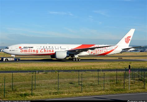 B 2035 Air China Boeing 777 39LER Photo by Alejandro Hernández León