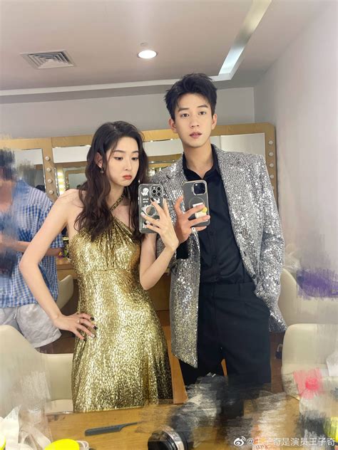 Vương Ngọc Văn và Vương Tử Kỳ trở nên xa cách trên thảm đỏ sau phim