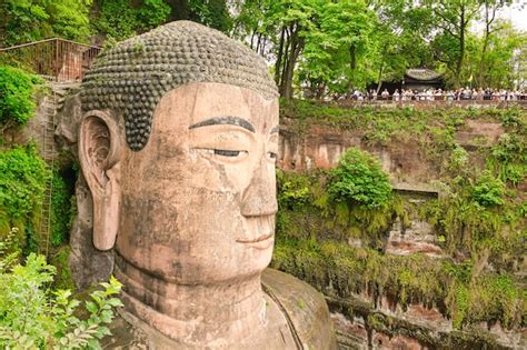 El Buda Gigante De Leshan Es Una Estatua De Piedra De 71 Metros De