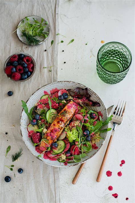 Sommerlicher Quinoa Salat Mit Gegrilltem Lachs