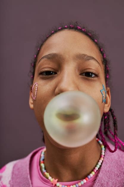 Adolescente Negra Olho De Peixe Soprando Bolha De Chiclete Foto Premium