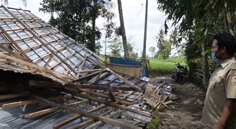 Angin Puting Beliung Rusak Puluhan Rumah Di Lombok Timur