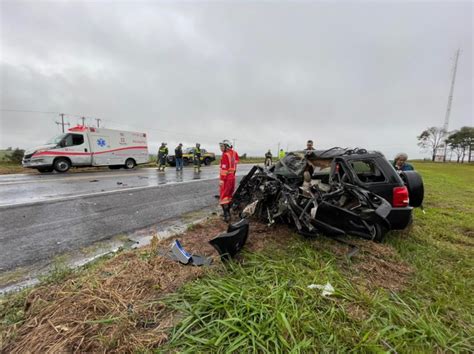 Grave acidente entre carro e caminhão deixa um morto na rodovia BR 153