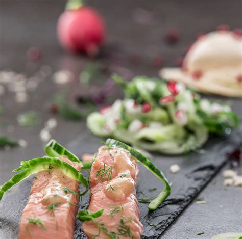 Marinierter Lachs mit Meerettich Mousse und Gurkensalat Salzig Süß
