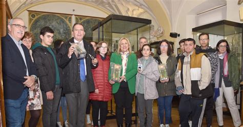 Entrega de material didáctico al Ies Antonio Machado y al colegio Santa