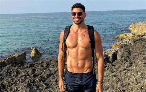 Ator Cauã Reymond o pênis enorme marcando na sunga Todos Famosos Nus