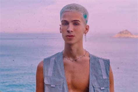 Filho de Leonardo deixa nude escapar em vídeo e pede respeito Metrópoles