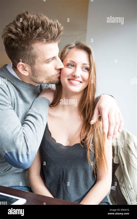 Hombre y mujer besándose fotografías e imágenes de alta resolución Alamy
