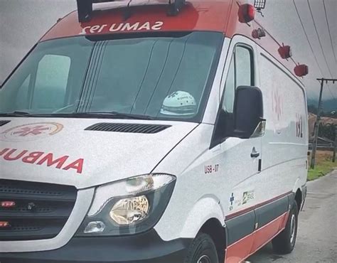 Coletor de lixo fica gravemente ferido após ser atropelado em Jaraguá