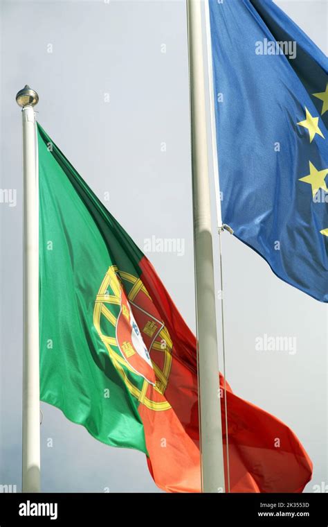 Asta de la bandera nublado fotografías e imágenes de alta resolución