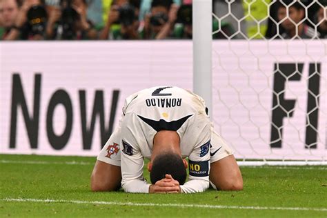 Hình Ảnh Ronaldo Khóc Buồn Khiến Trái Tim Fan Như Sát Muối