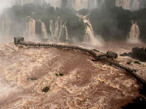 Impactante crecida del río Iguazú en las Cataratas maracódigital net