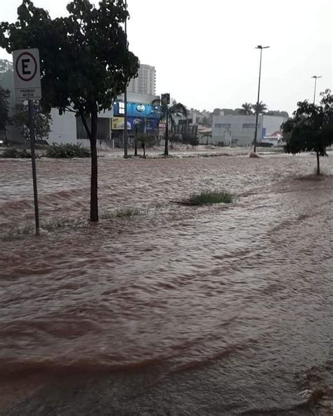 Forte Chuva Deixa Diversas Avenidas Alagadas Em Uberl Ndia V Tv