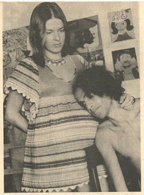 Caetano Veloso e sua primeira esposa Dedé Santana em estado