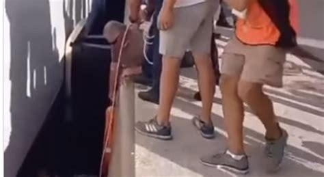 Bambino Cade In Mare E Resta Incastrato Tra La Banchina E La Nave Da