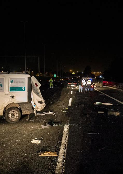 Roma Pauroso Incidente Sul Gra Tra Ardeatina Ed Eur Un Morto E Tre