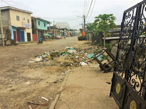 Douala Dimanche 17 Octobre 2021 La Poubelle Dans Laquelle Le Corps