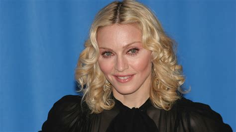 Madonna la chanteuse de 64 ans pose seins nus et dévoile sa généreuse