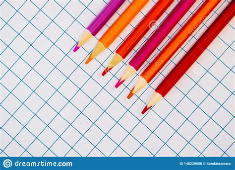 L Pices Coloreados En Un Trozo De Papel Foto De Archivo Imagen De