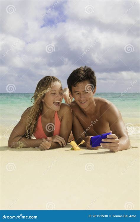 Paar Op Strand Het Fotograferen Stock Foto Image Of Gemengd Loung 26151530